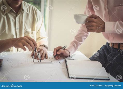Equipe Do Arquiteto Ou Do Coordenador Que Trabalha Os Modelos Que