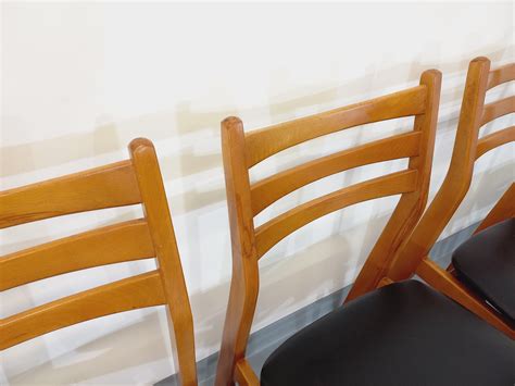 Suite de 4 chaises scandinaves vintage en bois et skai des années 50 60