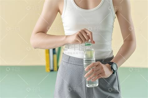 水瓶ai数字艺术 简约风格成年女性手持水瓶准备喝水场景人像照片 Ai人像免费下载 Png格式 4096像素 编号71512258 千图网