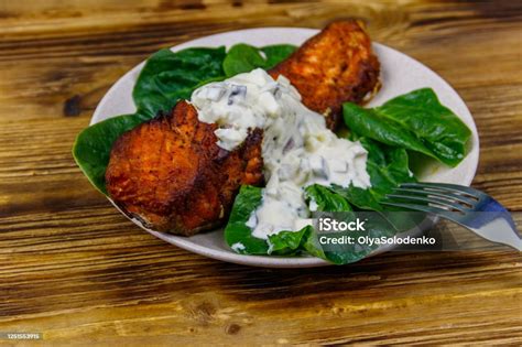 나무 테이블에 시금치와 타르타르 소스를 곁들인 연어 필레 구이 0명에 대한 스톡 사진 및 기타 이미지 0명 건강한 식생활 고명 Istock