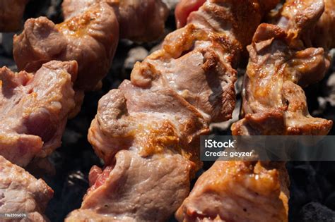향기로운 연기와 숯불 그릴에 금속 꼬치에 요리 돼지 고기 쉬쉬 케밥 클로즈업 뷰 맛있는 로스트 고기 조각에 대한 선택적 초점 0