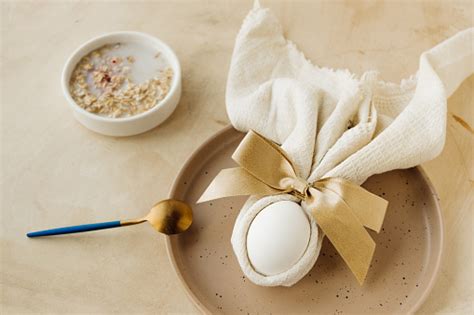 부활절에 대한 아이디어 환경 친화적이고 간단한 테이블 설정 접시에 금 휴일 활흰색 면 냅킨으로 만든 부활절 토끼 축제 음식 장식 계란 우유와 오트밀 베이지 색 흑백 Diy에