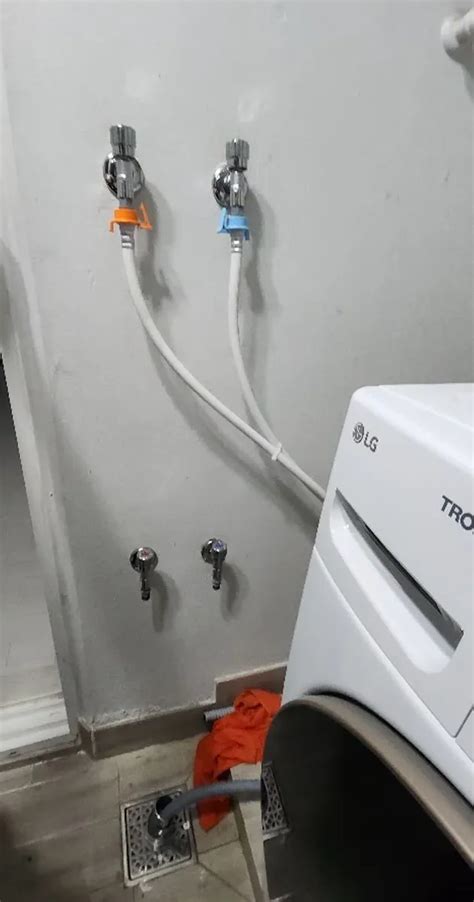 오늘 세탁기설치하면서 수전이 물이새서 겨체가 너무 급했는데 ~~빨리 와주시고 냉온수 수도꼭지가 반대로 되어있는 것도 수정해