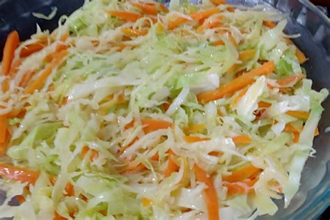 Salada de repolho cenoura deliciosa e fácil de fazer o