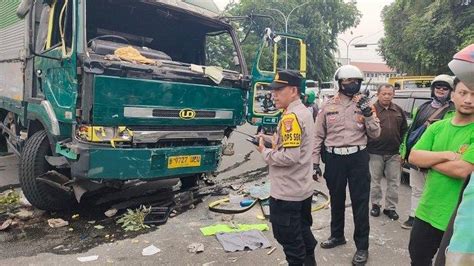 Kronologi Truk Tabrak 16 Mobil Di Tangerang Sopir Nyaris Kabur