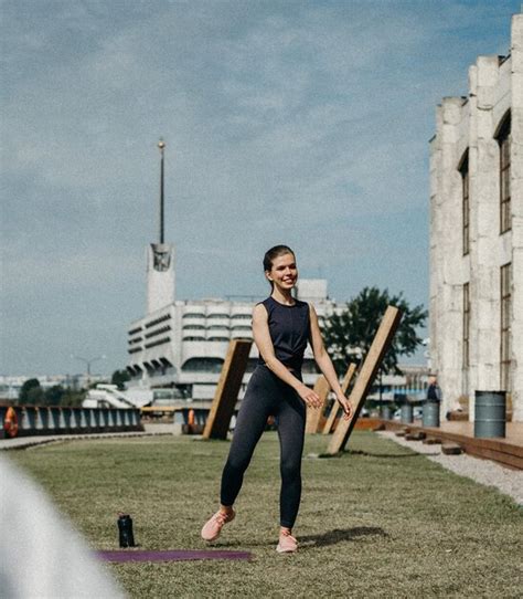 Uma Linda Garota Moderna Est Modelando E Fazendo Sess Es De Fotos De Retratos A Melhor Pose E