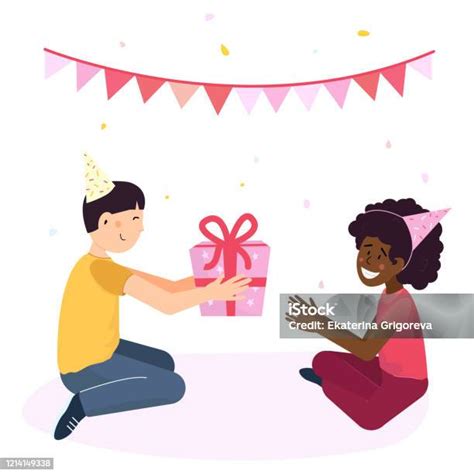 다문화 아이 첫 사랑 개념 십대 부부 아시아 소년은 그녀의 생일을 축하아프리카 계 미국인 소녀를위한 자신의 선물을 선물 개념에