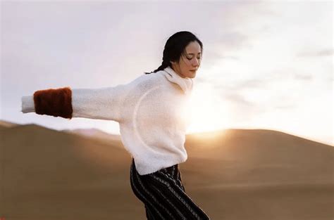 江一燕承认已结婚生女，现全家定居云南乡下，后悔当年获奖还违建