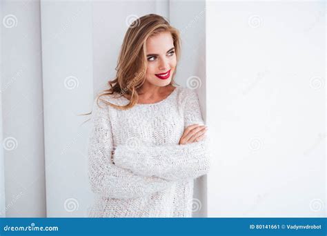 Retrato De Una Mujer Hermosa Joven Que Mira La Ventana Imagen De
