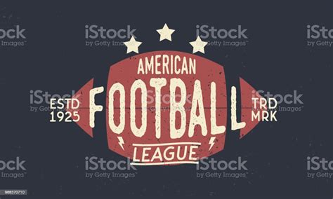 축구 리그 기호입니다 미식 축구 공입니다 트렌디한 복고풍 기호입니다 텍스트와 공 실루엣과 빈티지 포스터입니다 템플릿입니다 벡터 일러스트 레이 션 미식 축구공에 대한 스톡