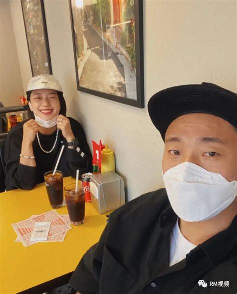 姜gary夫妻合照，越来越合拍的夫妻俩