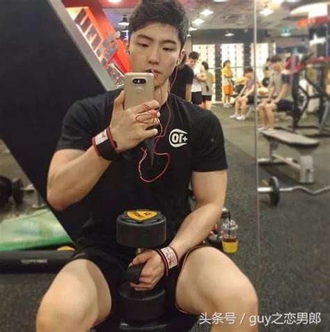 有誘人身材的治癒系天菜，被他的呆萌暖炸了！ 每日頭條