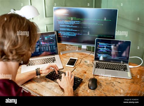 Code programmer Fotos und Bildmaterial in hoher Auflösung Alamy