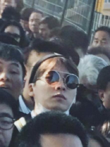 李易峰排隊四個小時辦證，藝人也是普通人 每日頭條