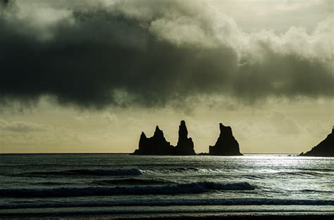 Reynisfjara 이상의 폭풍 구름 바위 아이슬란드에서 스택 0명에 대한 스톡 사진 및 기타 이미지 0명 구름 구름이