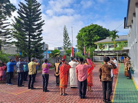 Pakaian Adat Daerah Warnai Pelaksanaan Upacara Peringatan Hari