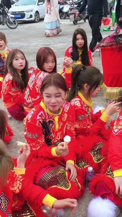 母狮子来了 一群可爱的母狮 潮汕女孩舞狮美女潮汕女孩 甜妹 舞狮女孩 清纯甜美 又美又飒 Youtube