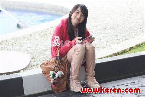 Gambar Foto Ayana Shahab Jkt48 Di Depan Pabrik Pocari Sweat Foto 2