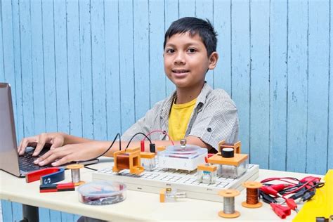 Chico Asiático De Aspecto Inteligente Que Trabaja Con Circuitos Cables