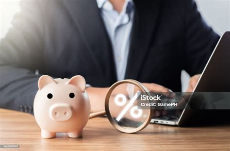이자율 및 배당 개념 돋보기와 돼지 저금통에 백분율 기호 기호 인쇄 화면 재무 성장 주식 및 뮤추얼 펀드 수익률 은퇴를 위한 장기 투자 가격에 대한 스톡 사진 및 기타