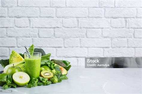 건강 한 비가공 비 건 식단을 위한 채소와 함께 그린 스무디 디톡스에 대한 스톡 사진 및 기타 이미지 디톡스 탁자 0명 Istock