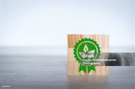 에너지 절약과 재생 에너지 개념의 지속 가능성 환경 효율성은 경쟁력을 높이기 위해 비즈니스 부문을 관리하는 것입니다 천연 자원과 녹색 환경에 대한 책임 지속 가능한 자원에