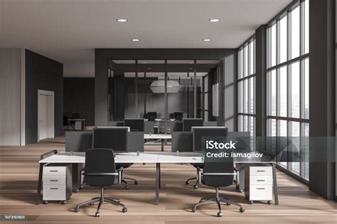 컴퓨터가 있는 어두운 사무실 내부의 측면 보기 0명에 대한 스톡 사진 및 기타 이미지 0명 3차원 형태 가구 Istock