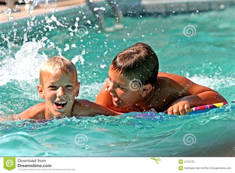 Muchachos En Piscina Imagen De Archivo Imagen De Mojado 3715775