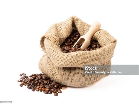 삼베 봉지에 담긴 커피 콩은 흰색 배경에 분리되어 있다 복사 공간을위한 장소 텍스트를 위한 위치입니다 모캡 0명에 대한 스톡