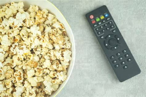 Tv팝콘과 리모컨의 그릇 가정에서의 컨셉 레저 및 엔터테인먼트 개념에 대한 스톡 사진 및 기타 이미지 개념 건강에 좋지