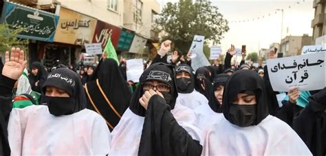 تجمع و راهپیمایی زنان کفن پوش قم در حمایت از حجابتصاویر دیدبان ایران