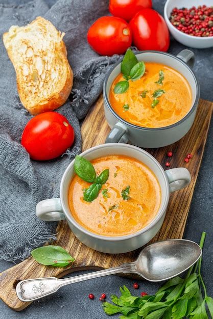 Sopa De Tomate Com Natas E Manjericão Foto Premium