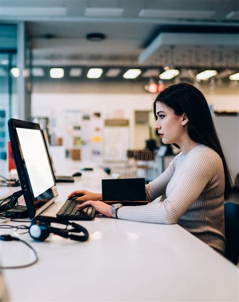 Estudiante De Sexo Femenino Con Diligencia Que Usa La Computadora Mientras Estudia En La