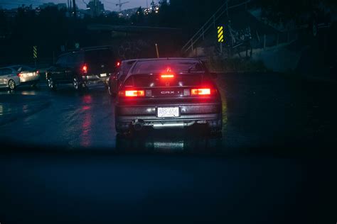 夜間の濡れた道路での車の運転 · 無料の写真素材