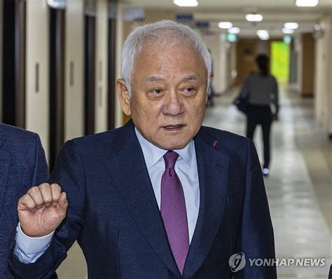 자살 예방 정책 제언 브리핑 향하는 김한길 국민통합위원장 연합뉴스