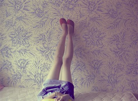 배경 화면 빨간 다리 좌석 침대 드레스 치마 유행 구두 슬리퍼 피부 소녀 아름다움 여자 손가락 천 그림 물감 벽지 팔 인간 위치 예술