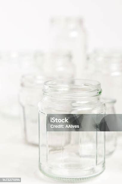흰색 배경에 뚜껑이 없는 다양한 유리 용기 세트 재활용 재료에 대한 두 번째 삶의 개념 유리 병의 다양한 용도 0명에 대한 스톡 사진 및 기타 이미지 Istock