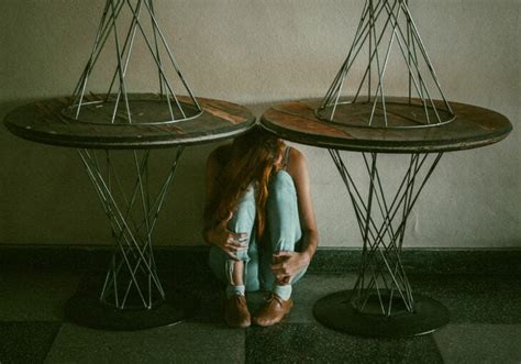 Chica se mete debajo de la mesa en año nuevo y consigue pareja