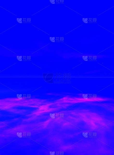 湛蓝的天空和粉红色的云彩。