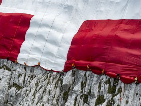 Die Größte Fahne Der Schweiz Wurde Verunstaltet Schweiz Vol At