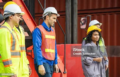 물류 관리자 및 엔지니어 감독 작업자 팀은 선적 컨테이너 야드에서 팀 화물에서 다양한 작업자 팀 30 34세에 대한 스톡 사진 및 기타 이미지 Istock