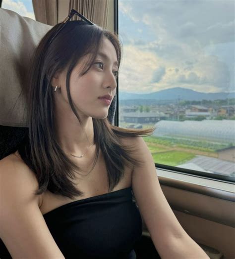 트와이스 지효 아찔 튜브톱 구릿빛 피부 글래머 핫보디 인증