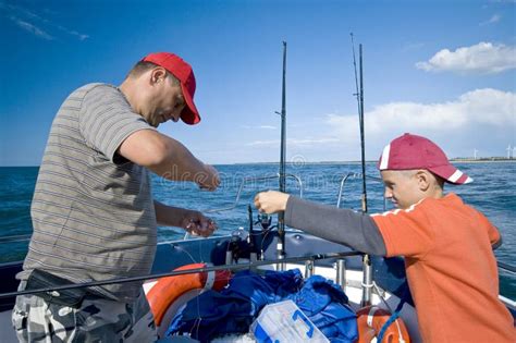Pesca Do Pai E Do Filho No Mar Imagem De Stock Imagem De Vermelho Machos