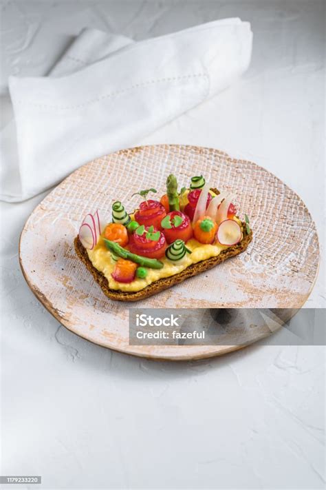 Smorrebrod 전통적인 덴마크 오픈 샌위치 연어 크림 치즈 케이퍼를 곁들인 다크 호밀 빵 맨 위 보기 0명에 대한 스톡 사진 및 기타 이미지 Istock