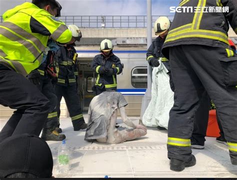 新聞 台鐵驚傳離奇事故！乘客爬車頂遭電擊跌落 看板 Railway 批踢踢實業坊