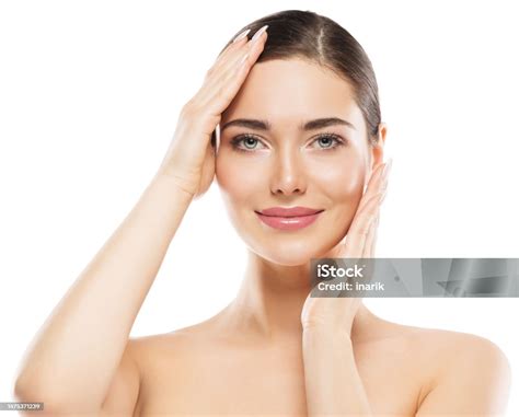 여자 얼굴 피부 관리 통통한 입술 자연스러운 메이크업을 가진 뷰티 소녀 흰색 위에 아름 다운 행복 한 모델 초상화입니다 페이셜