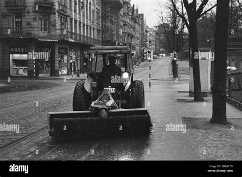 Current 25 1 1960 Where The Citys Pulse Beats The Camera Reflects