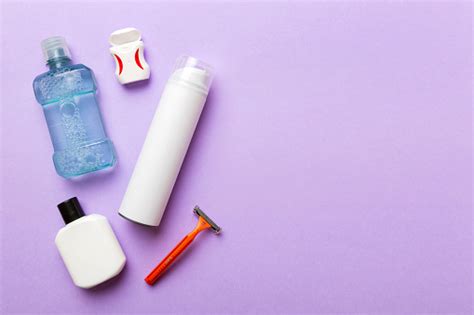 테이블에 목욕 화장품으로 조성 면도기 치약 비누 젤 칫솔 구강 세척제 및 기타 다양한 액세서리 피부 건강을위한 화장품 로고를위한