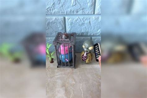 佩奇乔治在吃糖，猪爸爸被僵尸抓了给家里打电话，佩奇乔治以为是诈骗电话佩奇乔治僵尸爸爸