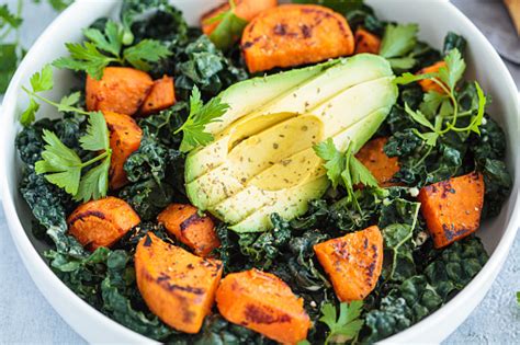 Ubi Jalar Panggang Alpukat Salad Kangkung Dalam Mangkuk Putih